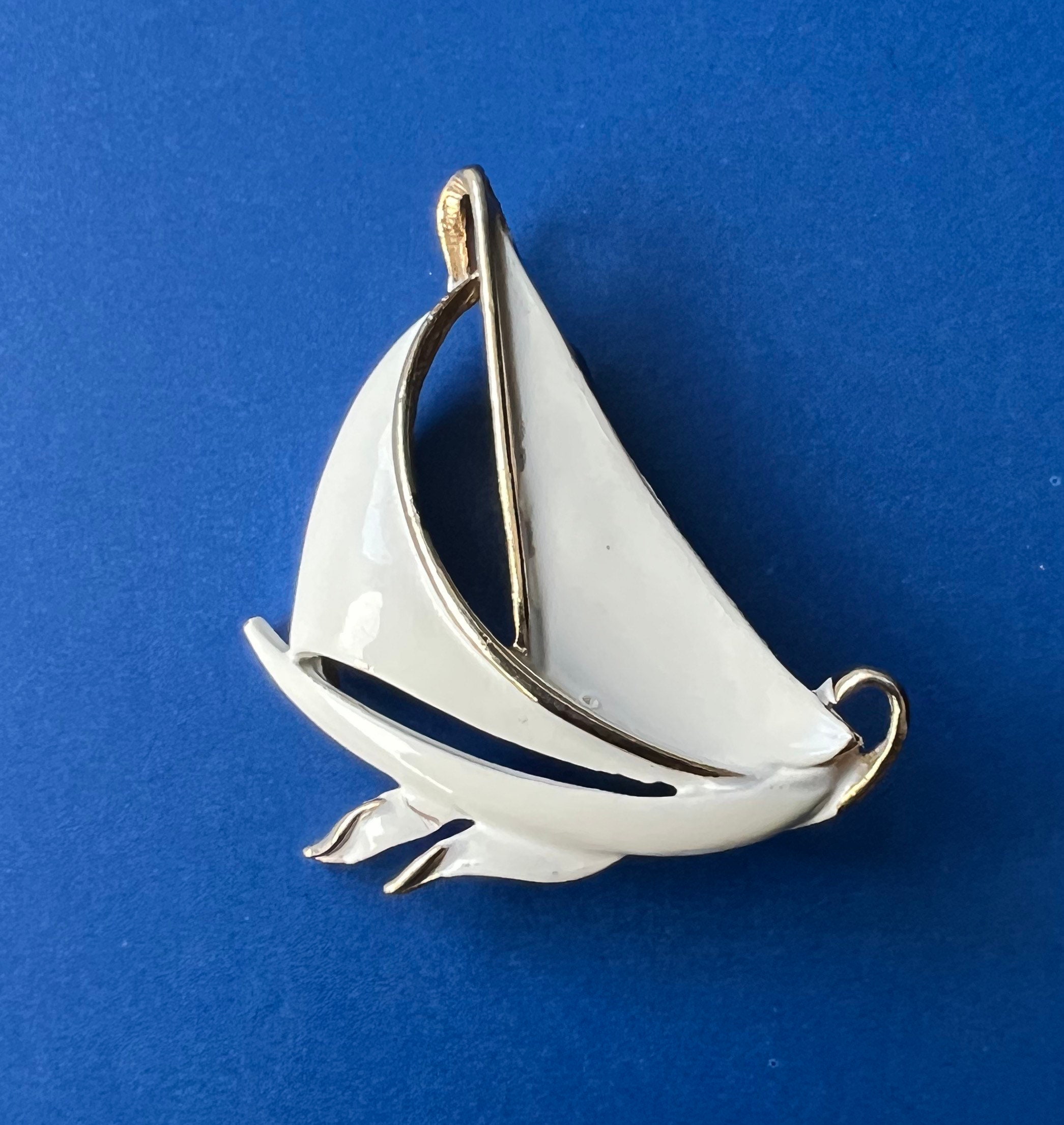 Vintage Gold Tone off White Enamel Sailboat Brooch Pin. Nautical Beach ...