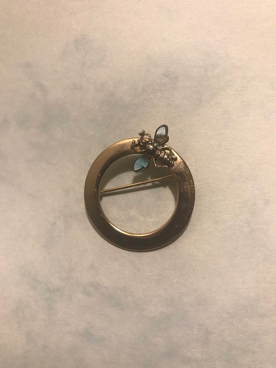 1960s circular gold tone Bee/insect Brooch Pin with e… - Gem