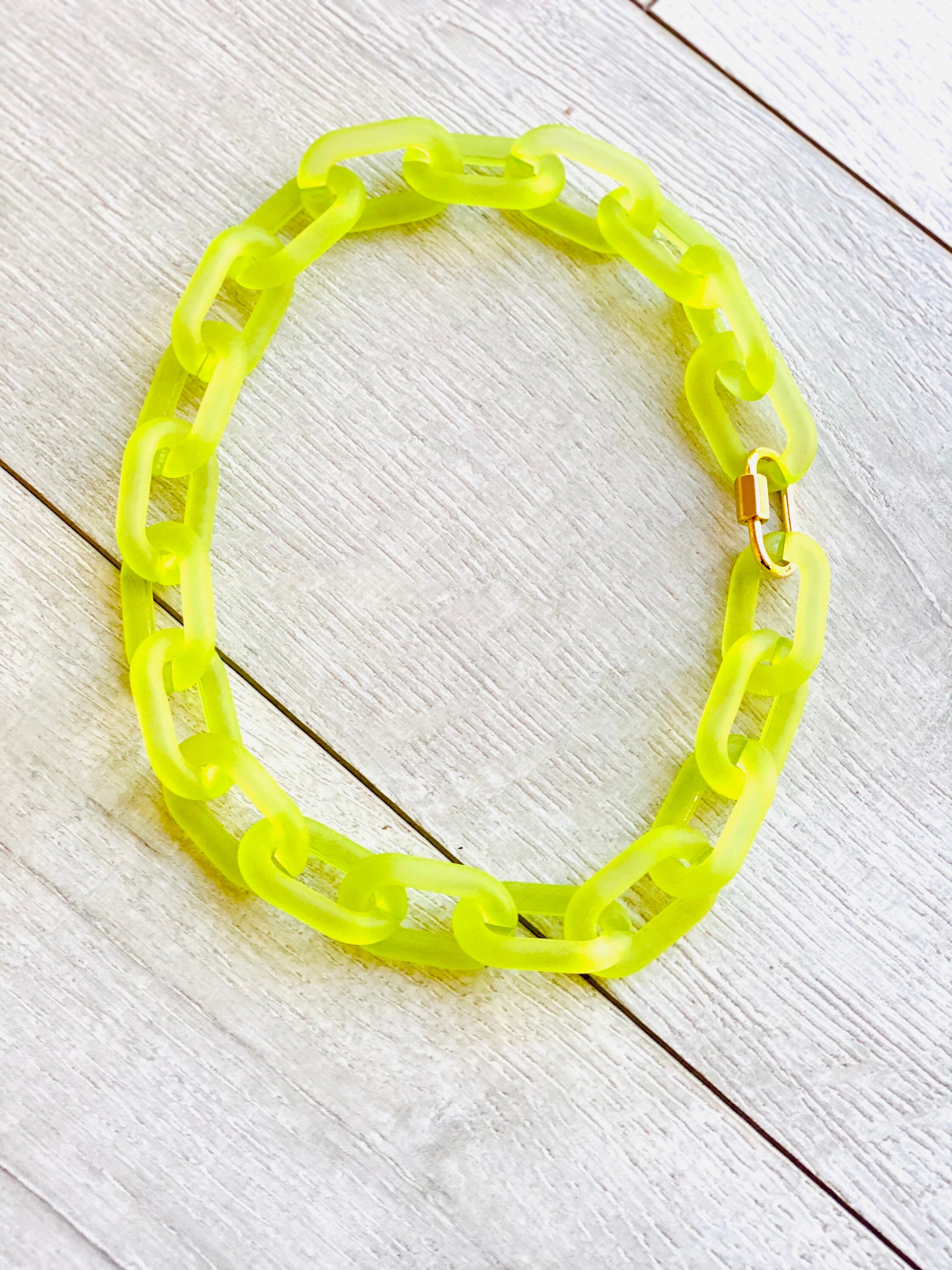 Neon yellow matte chain necklace with gold lock closure - Etsy.de