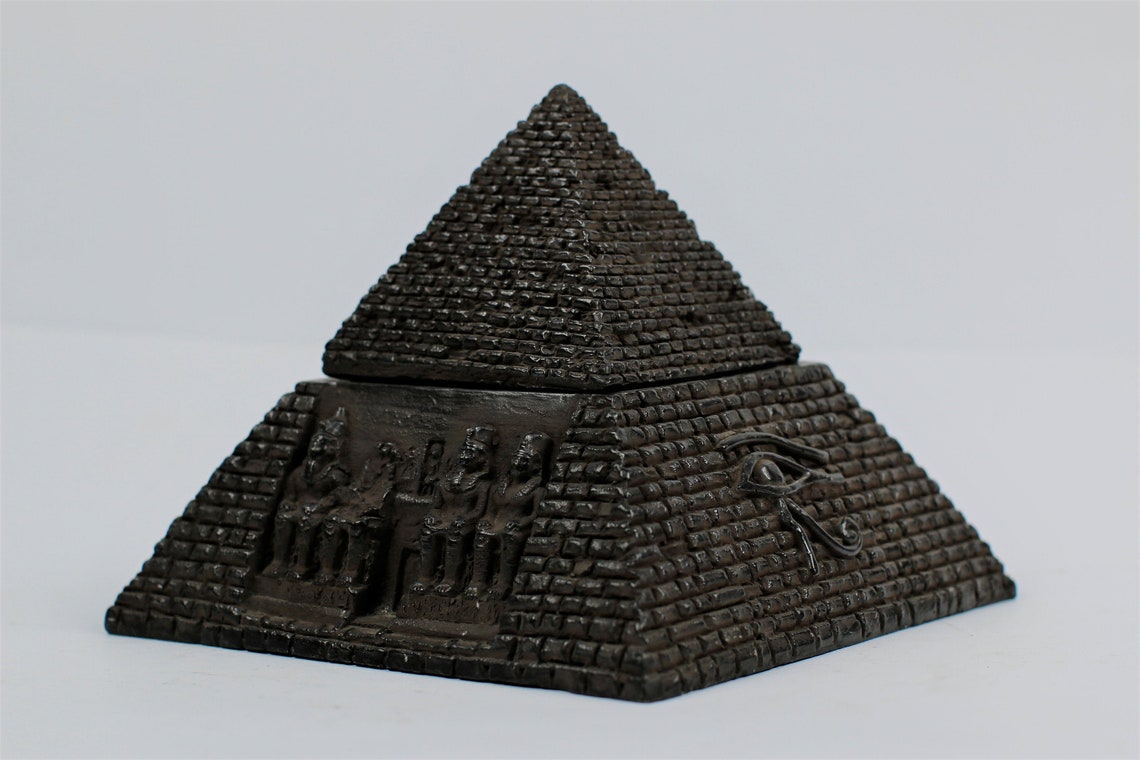 Large Pyramid Box