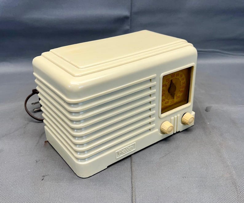 VRS0531 1938 FADA Radio Model 740 Restored and Working. Iconic Styling ...