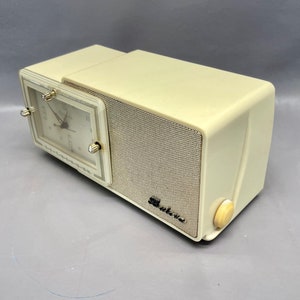 VRS0214 1957 Bulova Clock Radio Restored and Working. Iconic Styling ...
