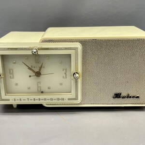 VRS0214 1957 Bulova Clock Radio Restored and Working. Iconic Styling ...