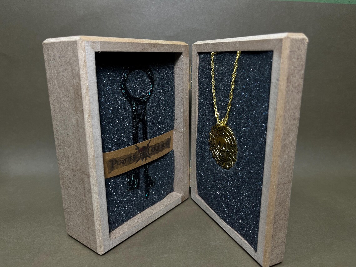 Pirates of the Caribbean Gift Set – Davy Jones Key & Aztec Gold Coin ...