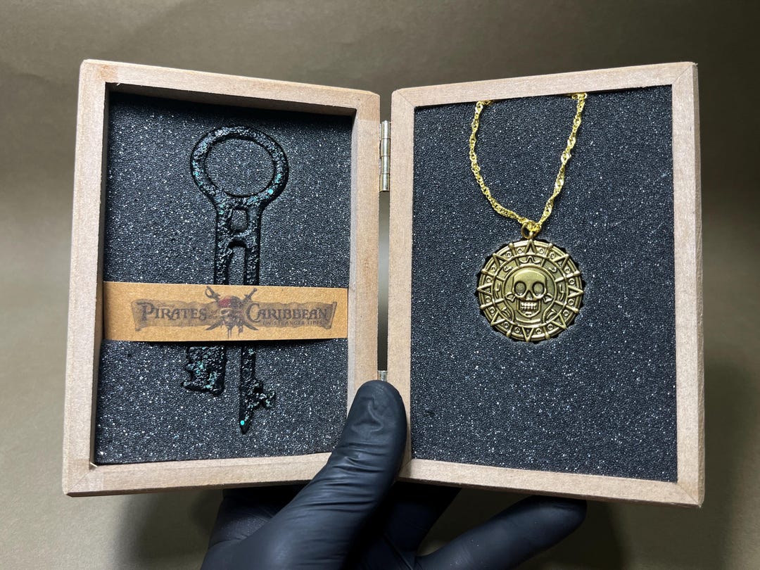 Pirates of the Caribbean Gift Set – Davy Jones Key & Aztec Gold Coin ...