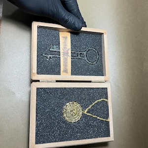 Pirates of the Caribbean Gift Set – Davy Jones Key & Aztec Gold Coin ...