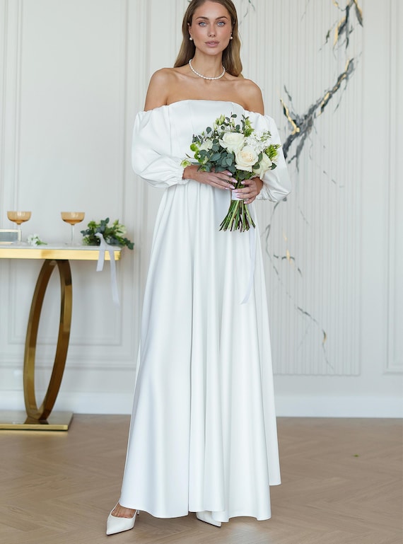 How to dance in off the shoulder wedding dress | Honestweddingadvice.com