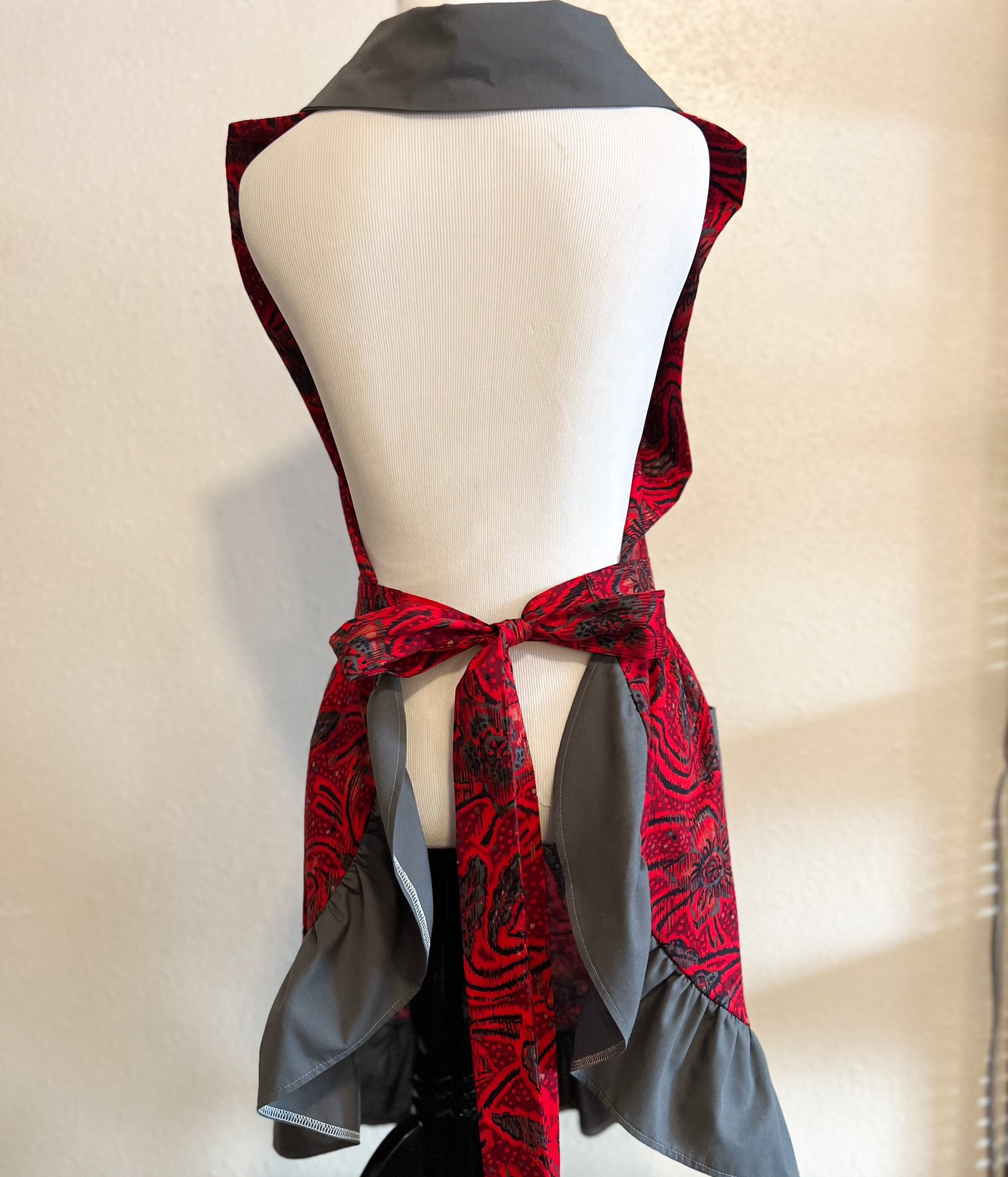 Red Country Apron With Pockets • Red Paisly Print Apron • Kitchen Apron ...