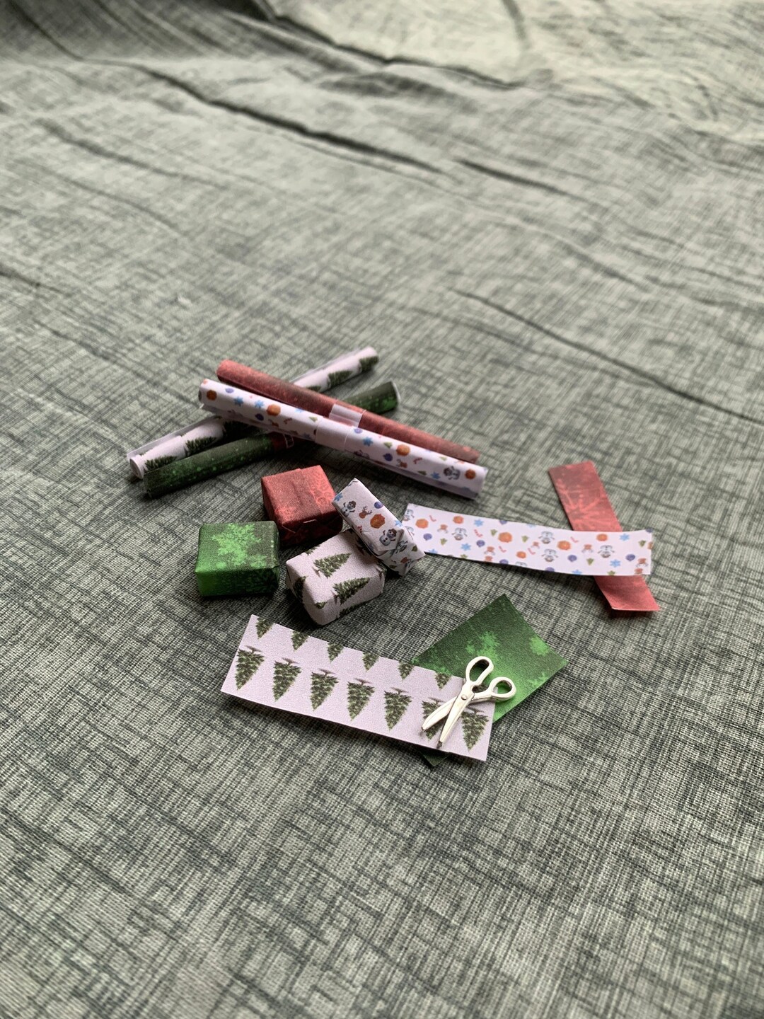 Miniature Christmas Gift Wrapping Paper, Dollhouse Present Wrapping and ...