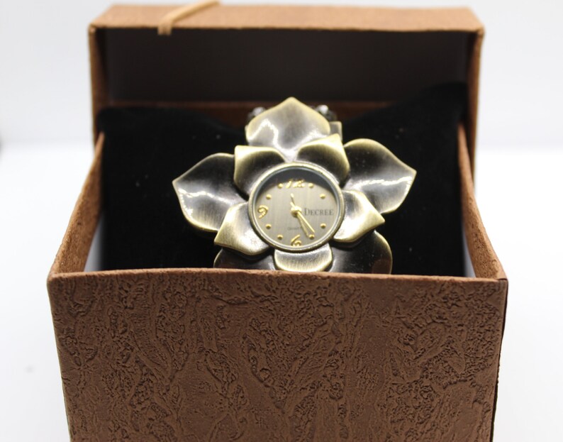 Vintage Watch Ladies Watch Flower Flower Desine Bezel | Etsy