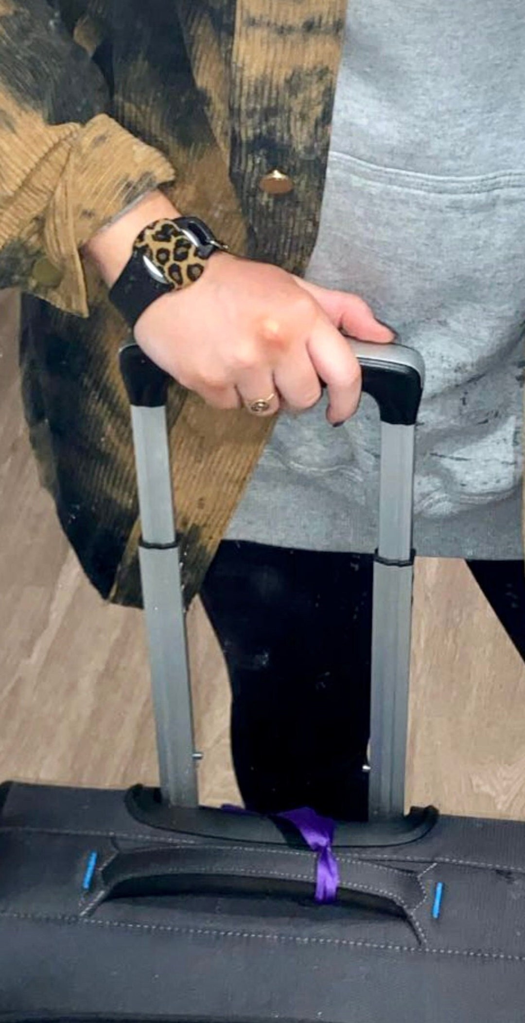 Keylery Leather Wristlet Key Fob Bracelet • Stylish Key Holder for Door ...