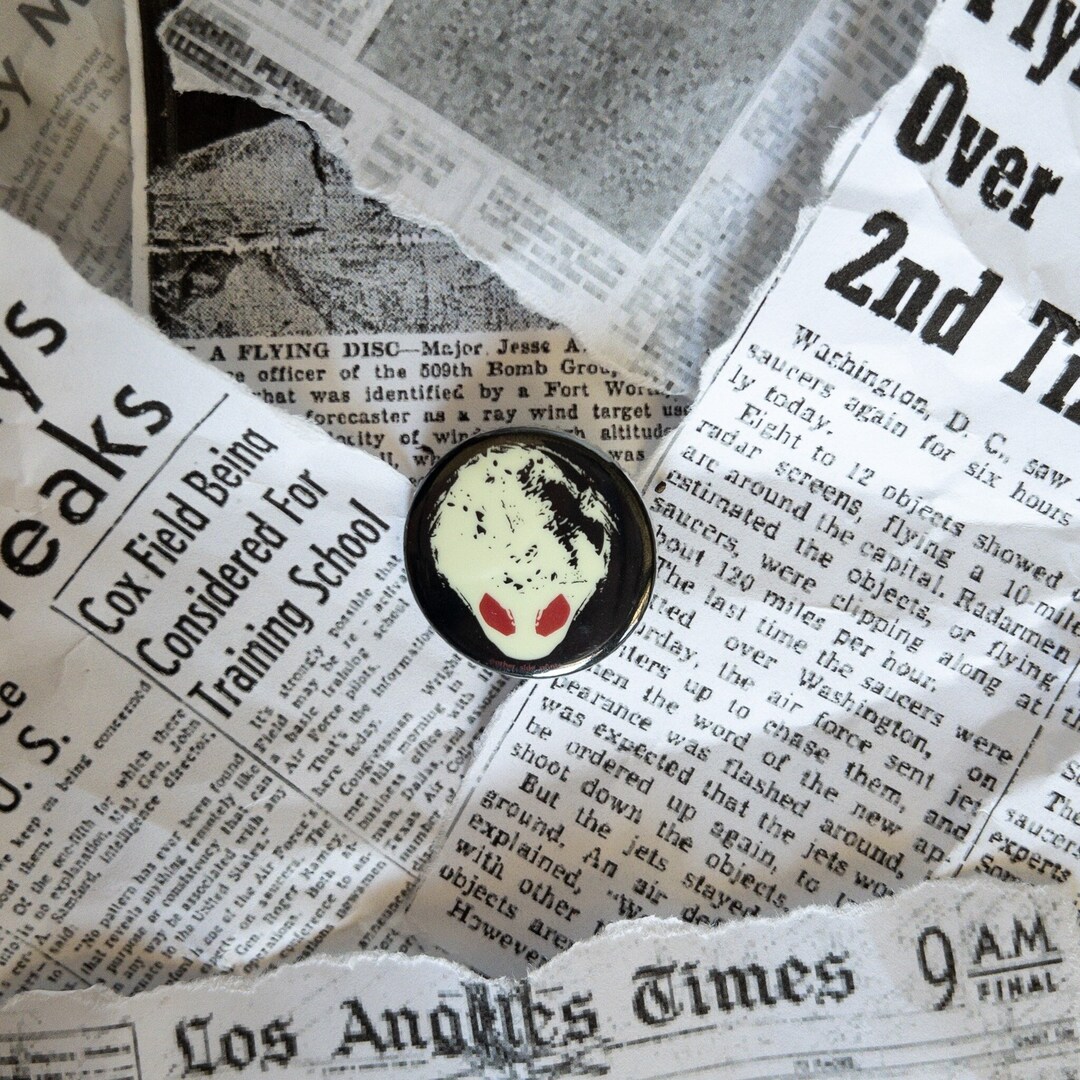 Glow-in-the-dark Alien Head Cryptid Button Pin | Aliens | Pin Bundle ...