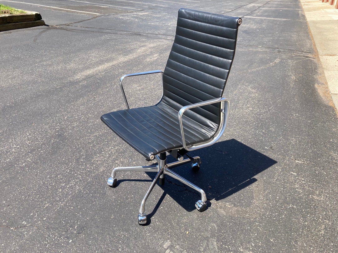 Eames aluminium management store