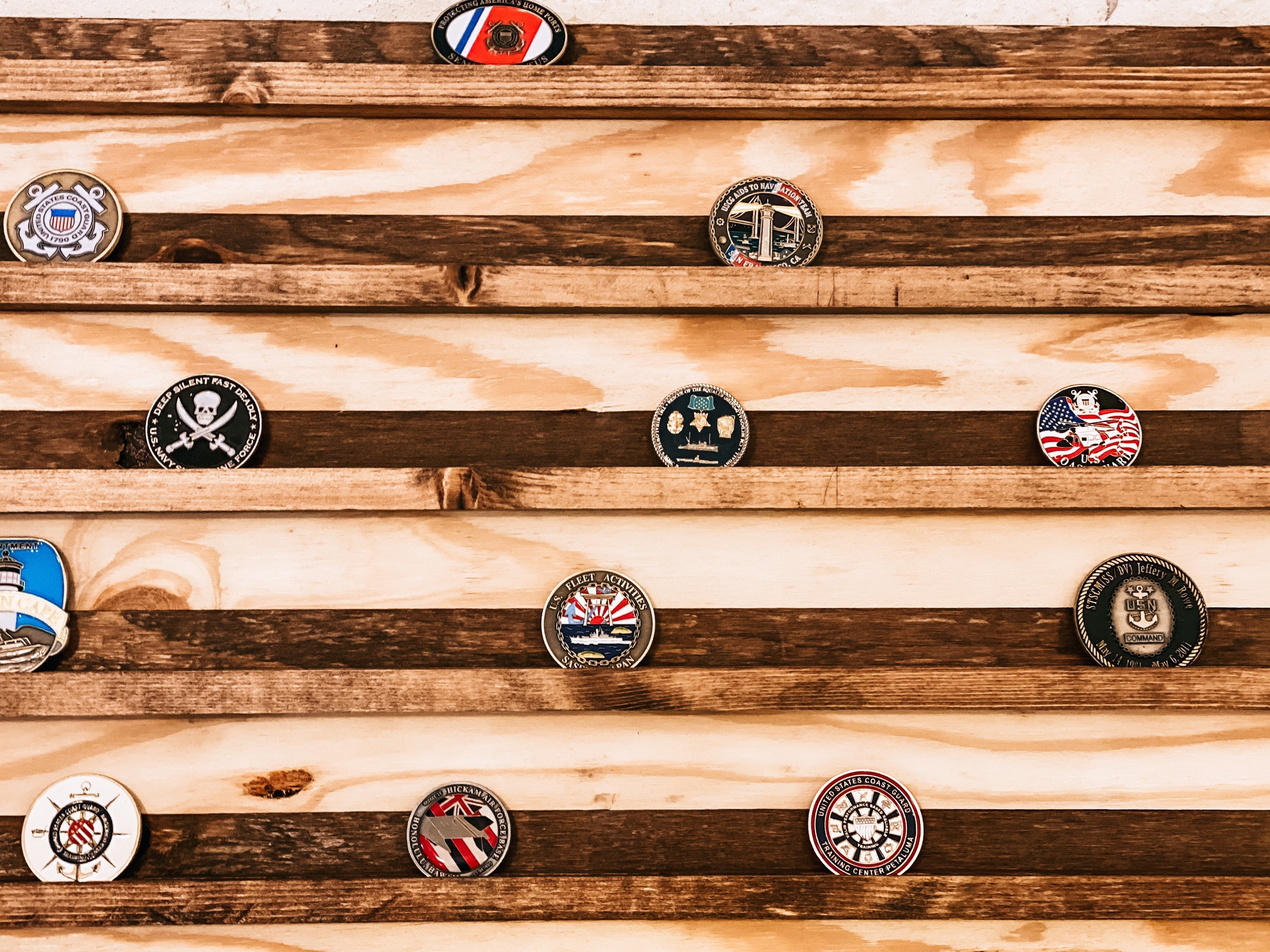 Challenge Coin/harley Davidson Poker Chip Display Rack Rustic Wood ...