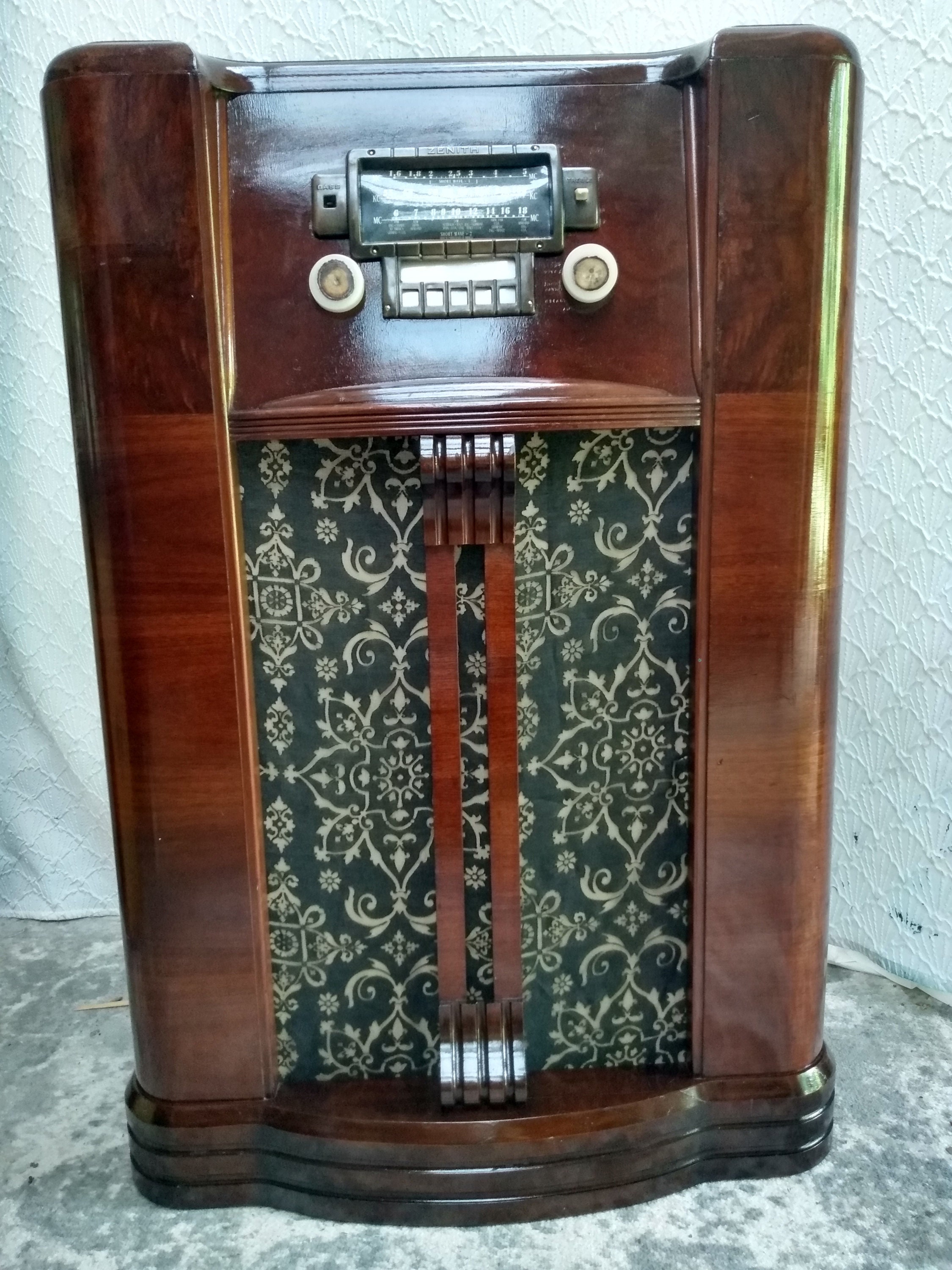 Antique Console Radio Zenith