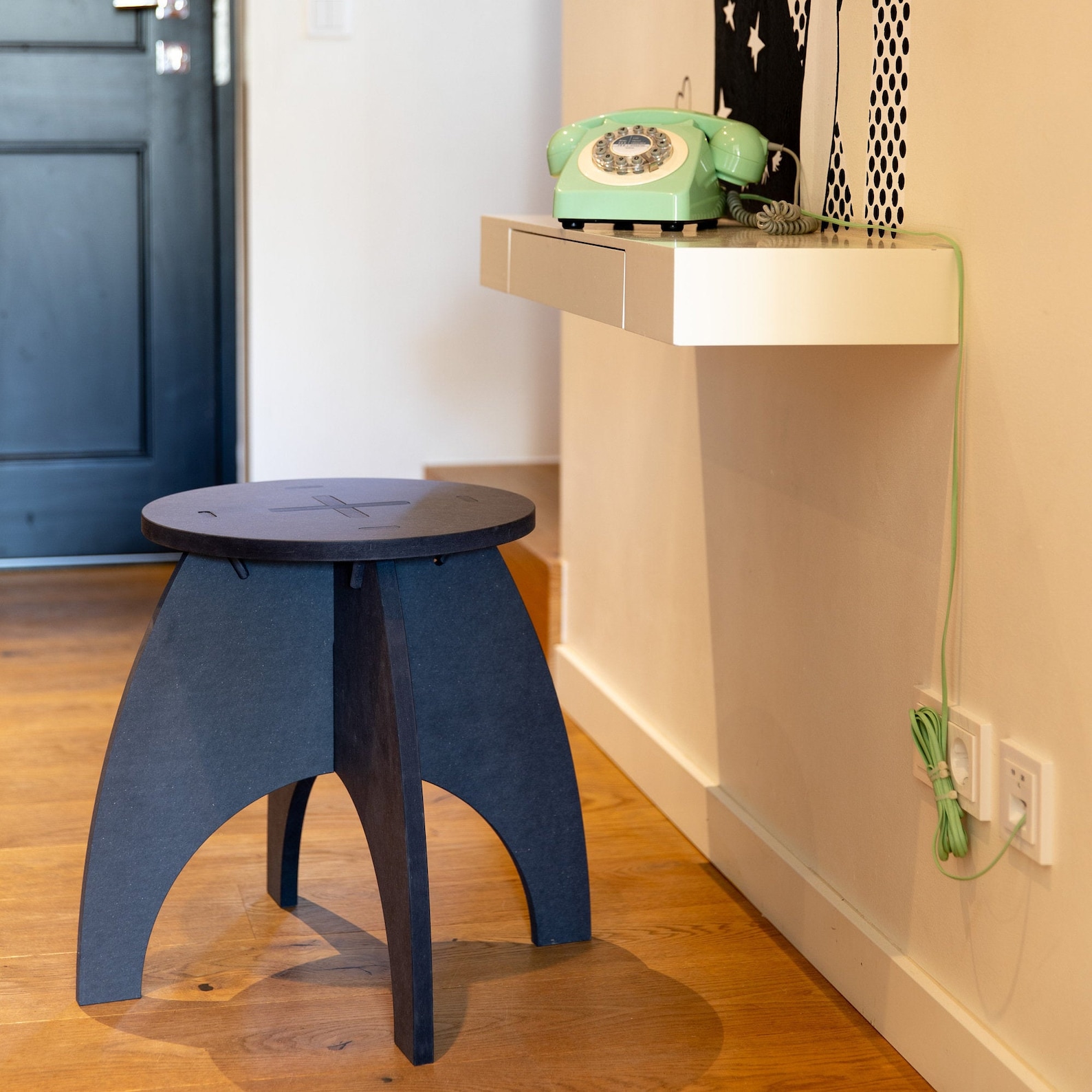 Runder Design-Hocker und Beistelltisch als Steckmöbel aus Holz MDF ...