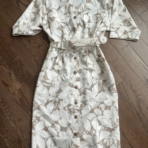 1980s Jackie K Beige and White Textured Short Sleeve Dress 1980s Jackie K Beige and White Textured Short Sleeve Dress