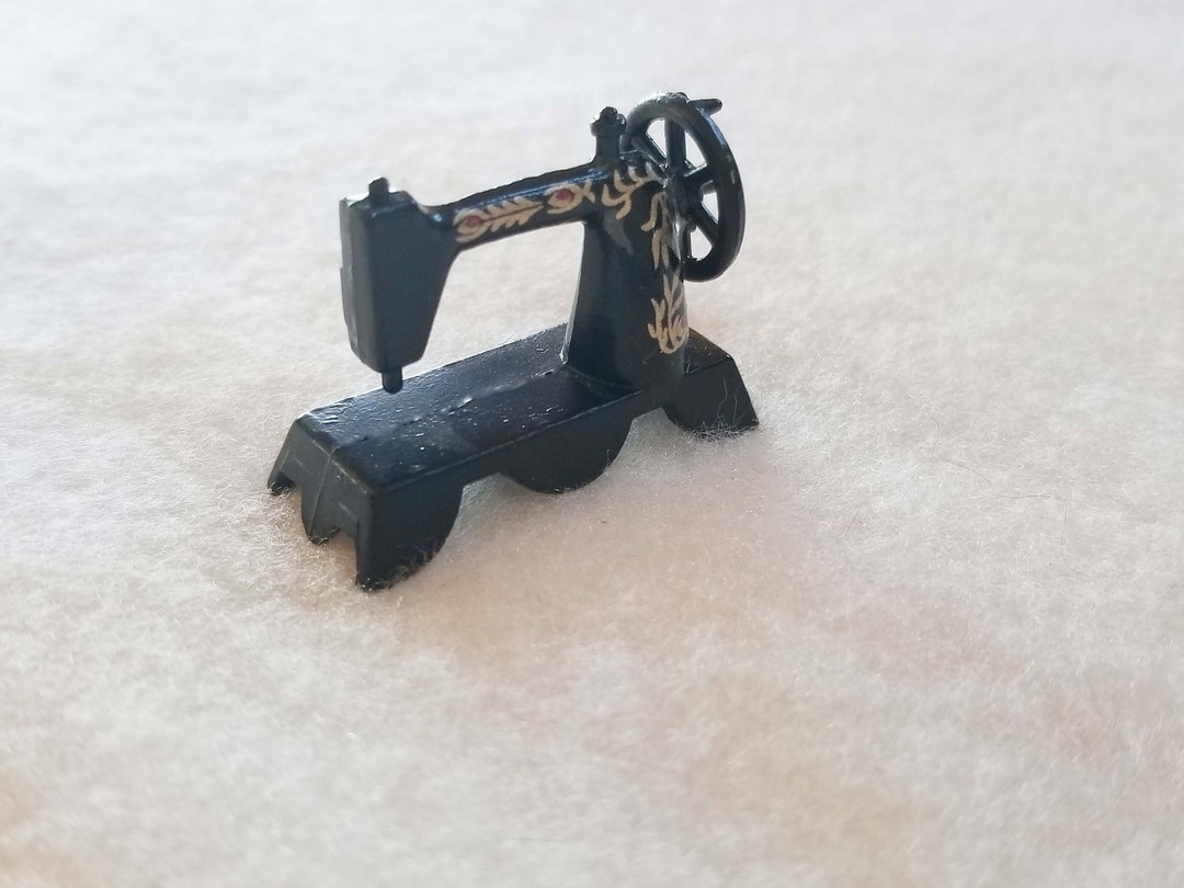 Miniature Sewing Machine, Antique Black Metal, Dollhouse Sewing Machine ...