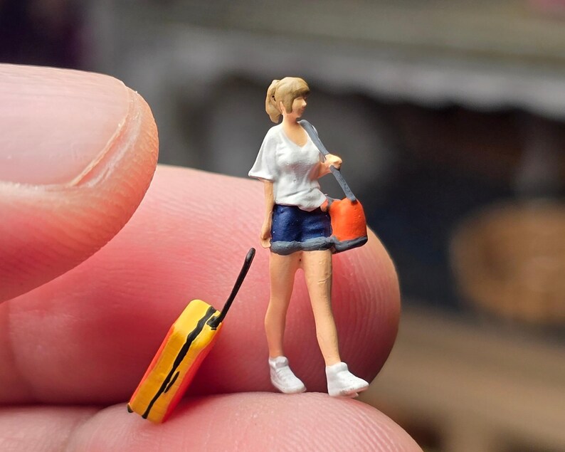 Female Tourist With Suitcase Figure Scale H0 1:87 for Photographing ...