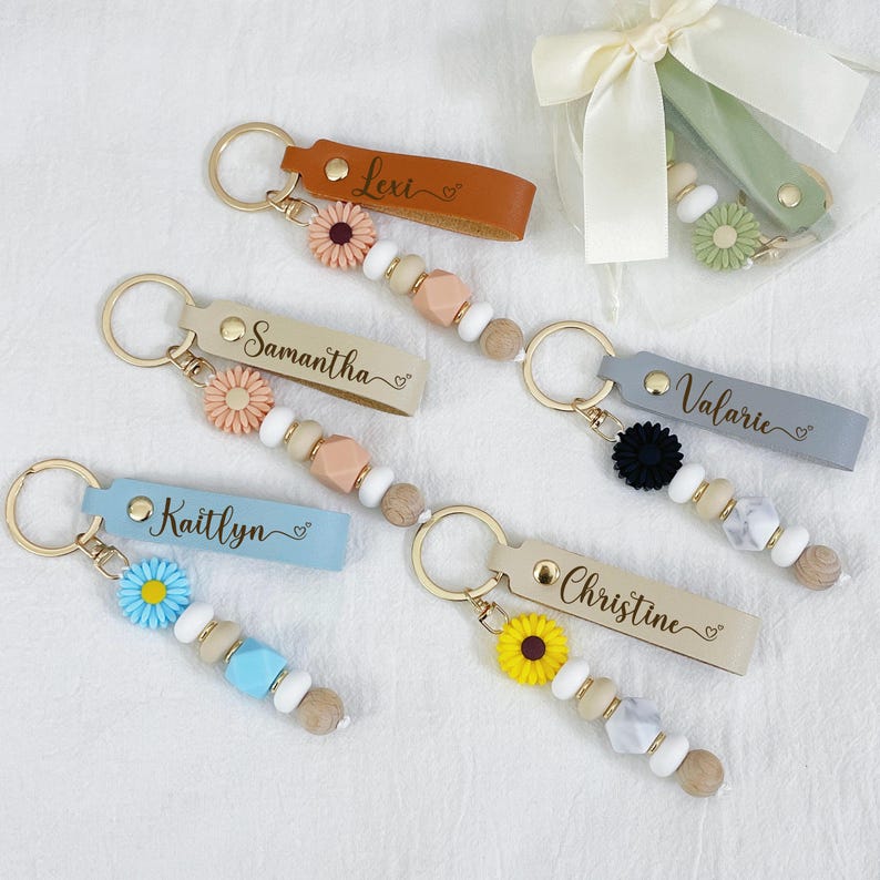 Personalized Daisy Keychain, Beaded Faux Leather Keyring, Custom Team ...
