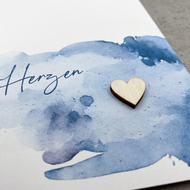 Trauerkarte "Für immer im Herzen" mit Herz aus Holz und blau grauen Wolken, Beileidskarte ...