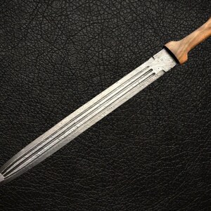 The Warrior's Edge: Custom Handmade Damascus Steel Medieval Short Sword ...