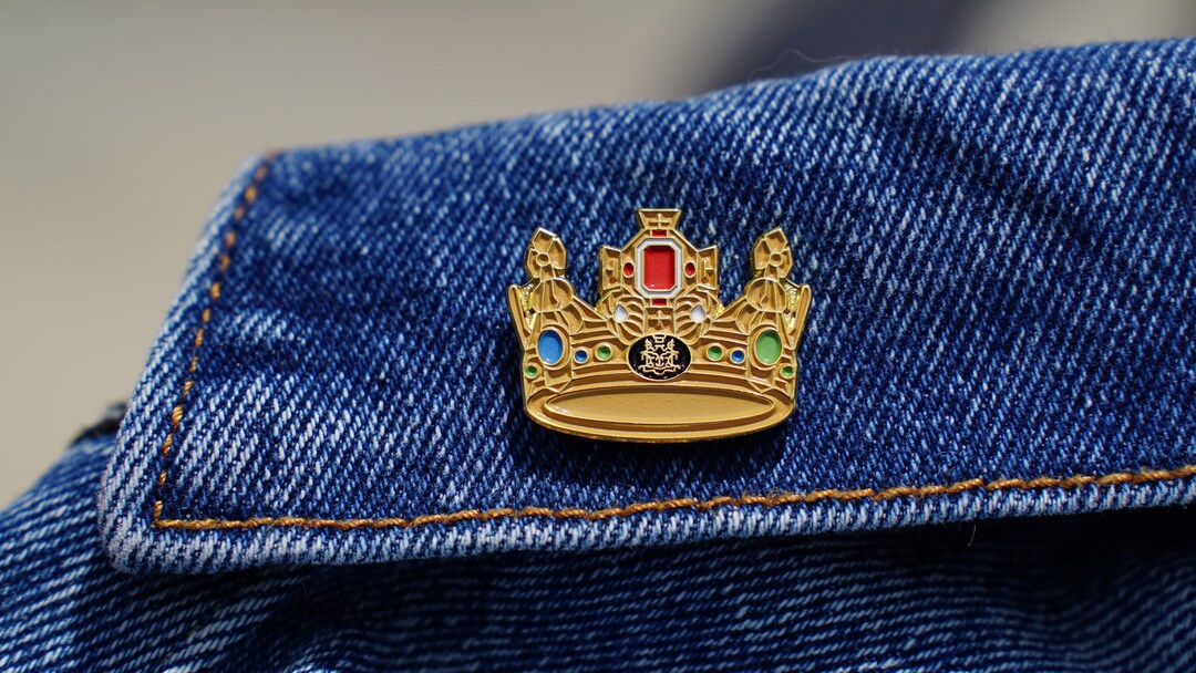 Resident Evil 4 salazar Family Crown Enamel Pin for Bags, Clothing ...