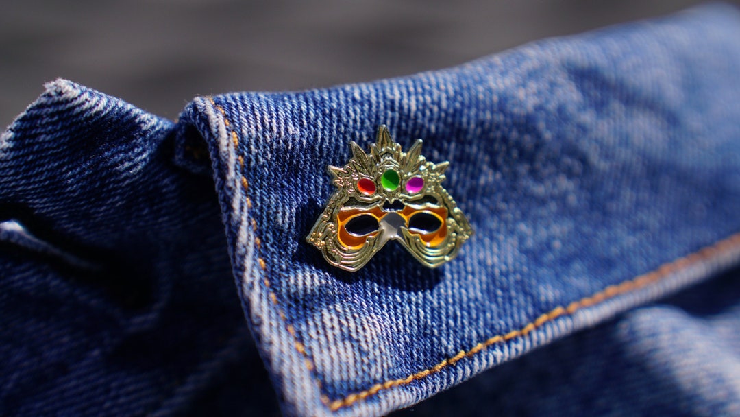 Resident Evil 4 " Elegant Mask" Enamel Pin for Bags, Clothing, Hats and ...