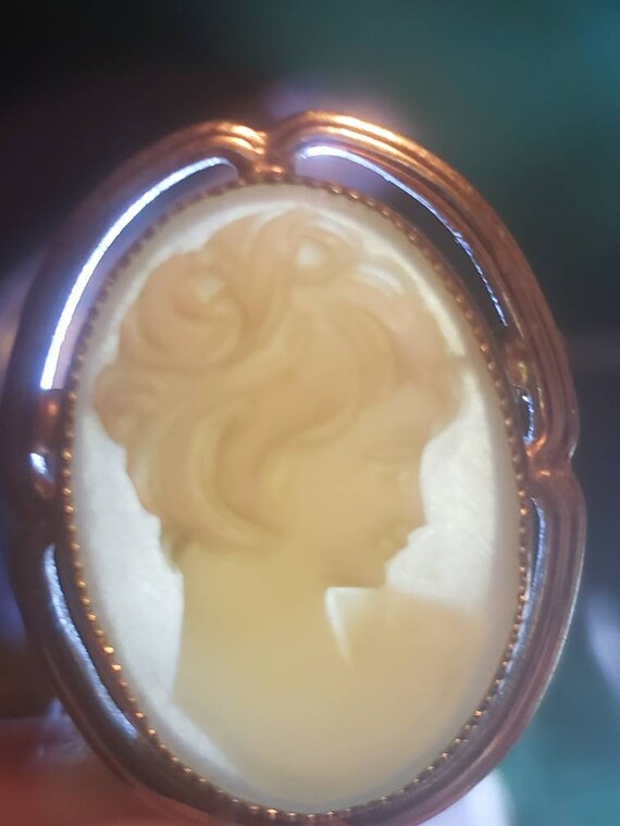 Hand carved shell woman cameo in gold tone setting - Gem