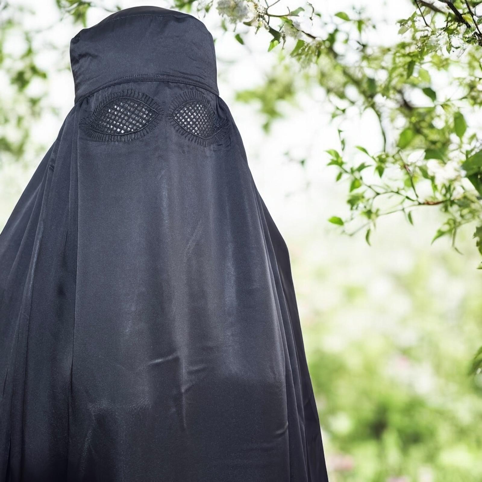 Black Kashmiri Satin Silk Burqa: Sleeveless Topi Burka With Seperate ...