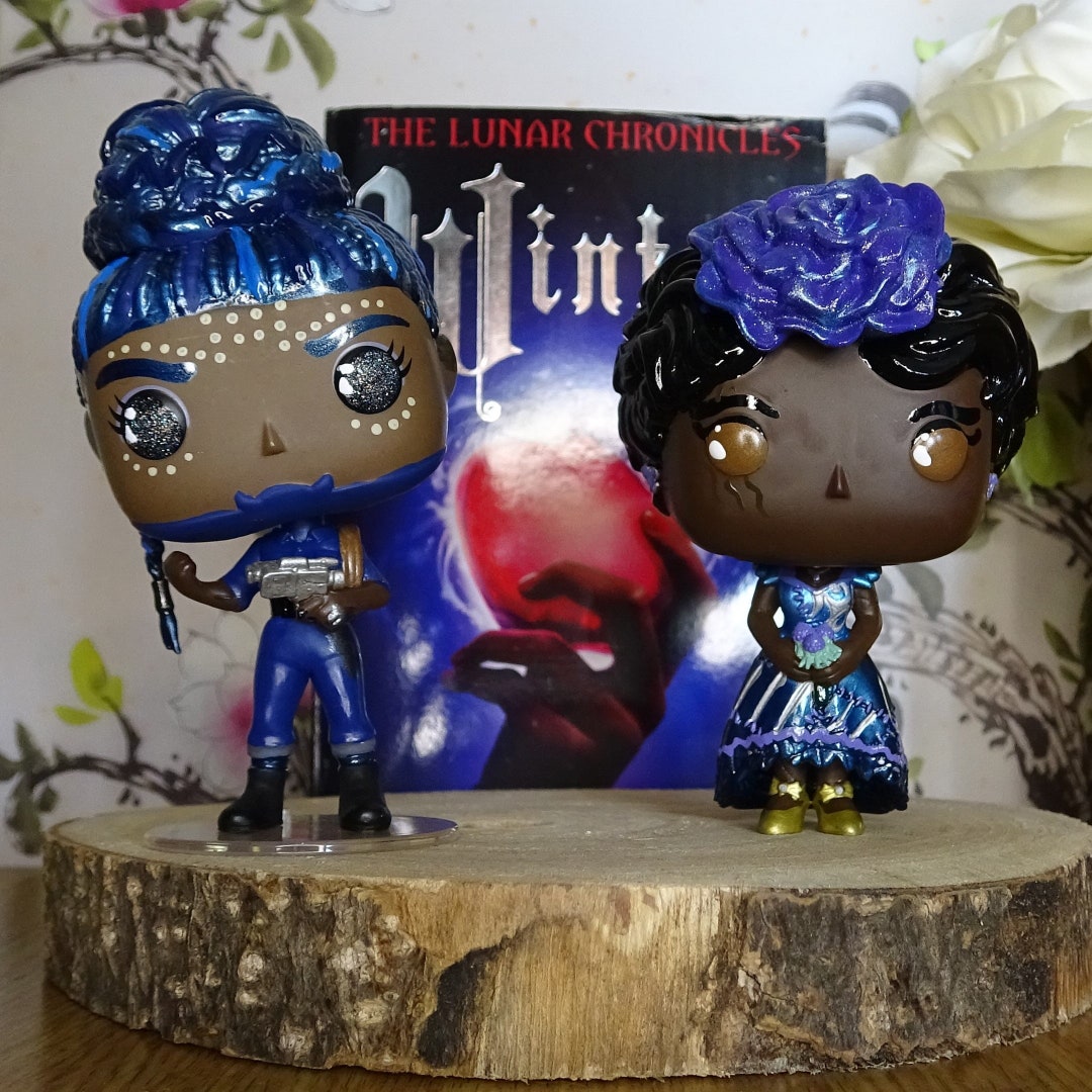 The Lunar Chronicles - Iko & Winter Hayle Funkos - Etsy