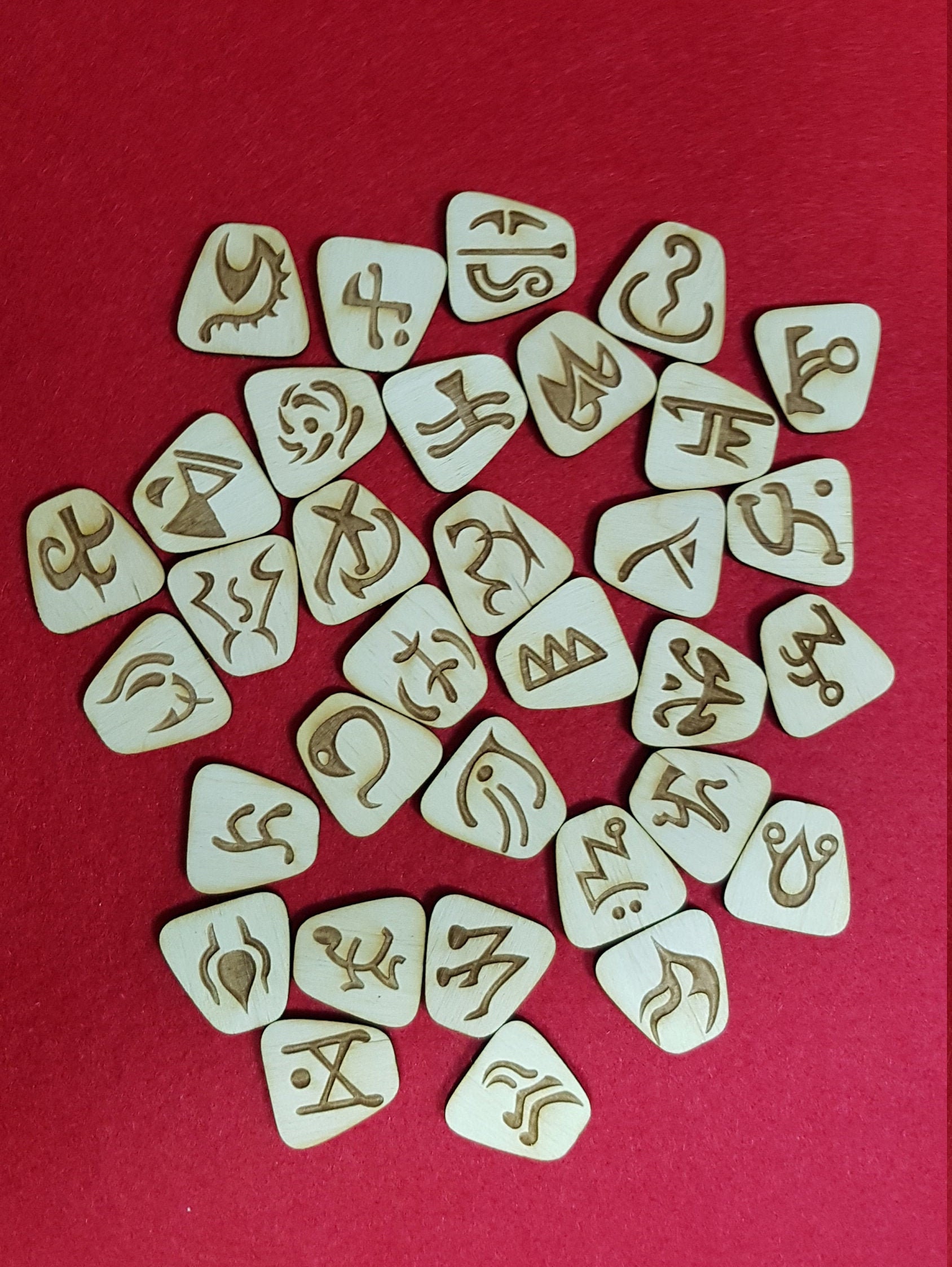 Runas diablo grabadas en madera - Etsy España