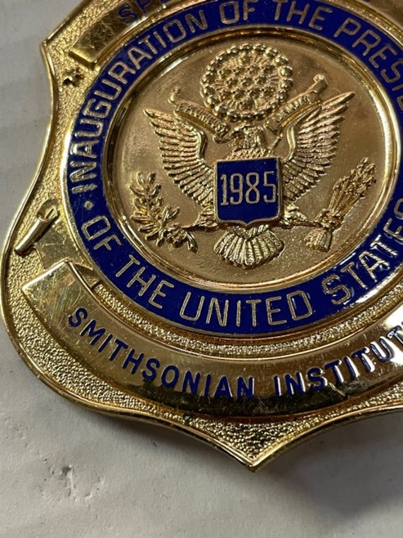 1985 SMITHSONIAN POLICE INAUGURATION Badge President Ronald Reagan Art ...