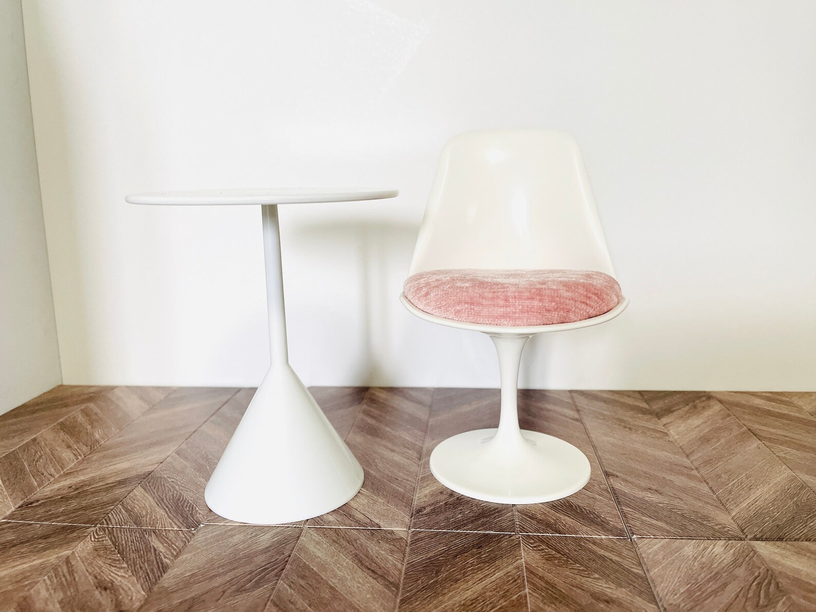 1:6 Miniature Tulip Chair - White & Pink, 1/6 Dollhouse 12 Inches Doll ...