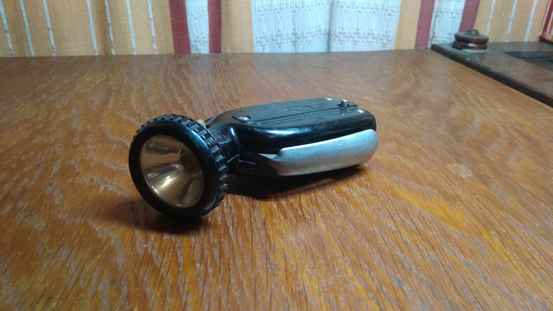 Linterna militar, muy rara, vintage. Linterna vieja, linterna de regalo ...