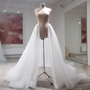 Detachable Tulle Wedding Train, Decorated With Lace at the Waist and ...