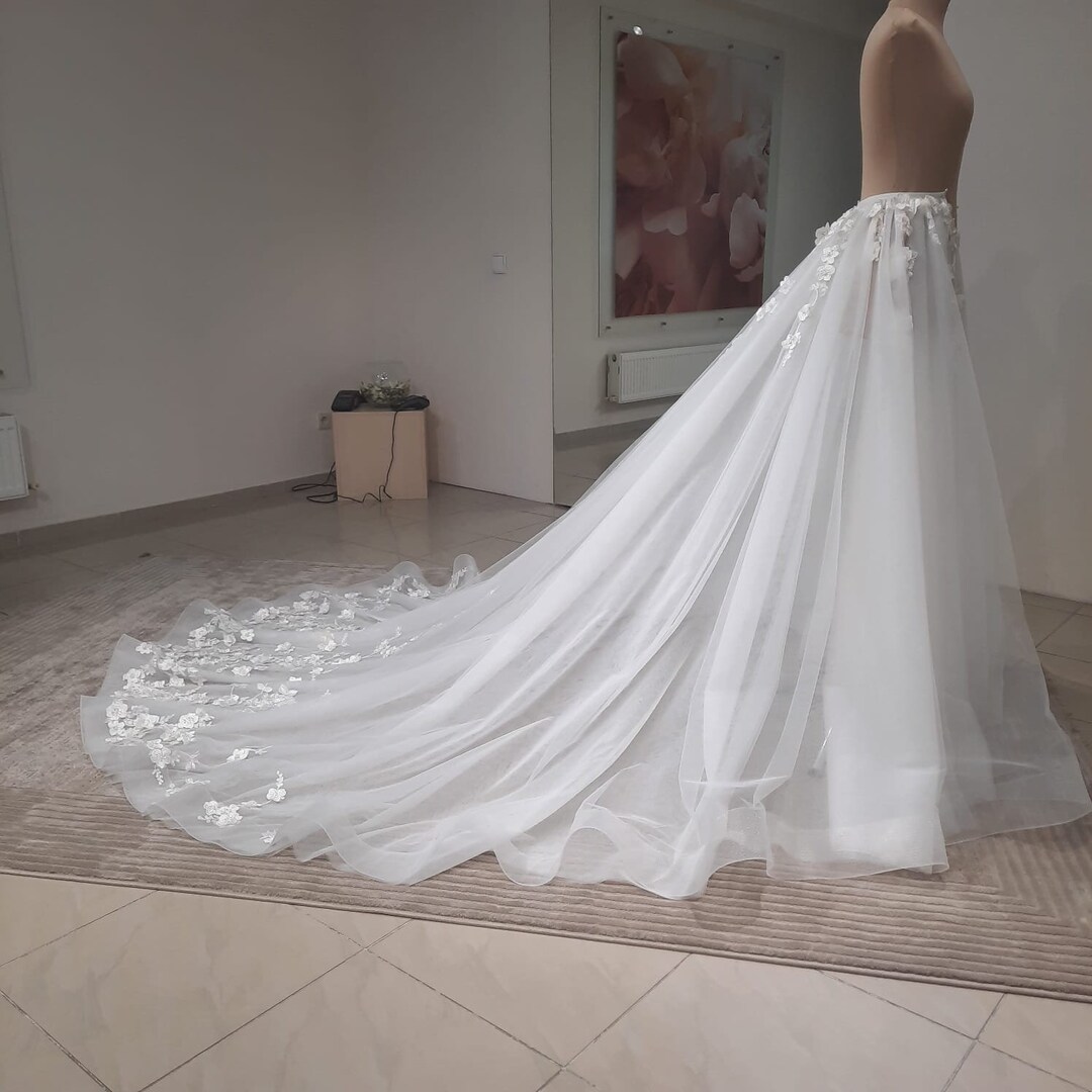 Detachable Tulle Wedding Train, Decorated With Lace at the Waist and ...