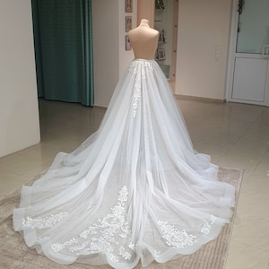 Detachable Tulle Wedding Train, Decorated With Lace at the Waist and ...