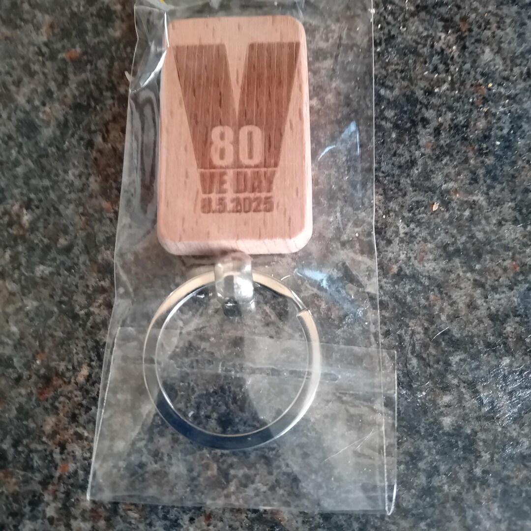 A VE DAY 80th Anniversary Wooden Rectangle Keyring to Give as a Unique ...