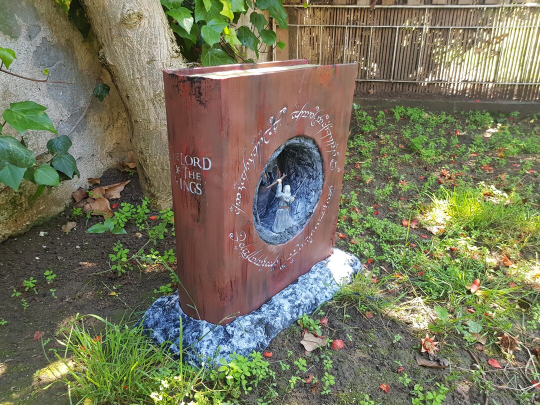 Lord of the Rings Gandalf Vs Balrog Book Nook Table Decor, LOTR Gandalf ...