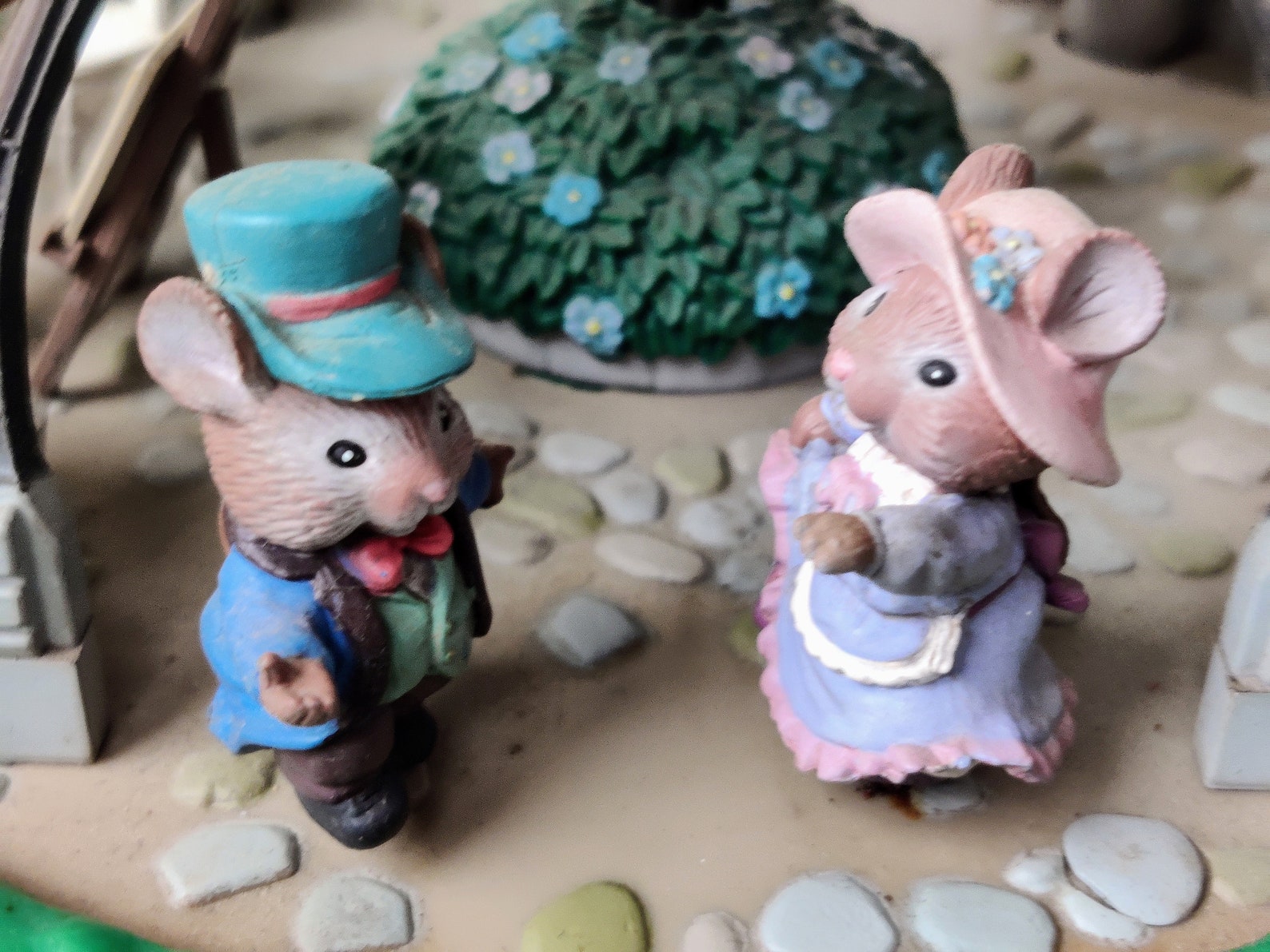 Enesco Music Box - I Love Paris - Musical - Vive La France - Montmarte ...