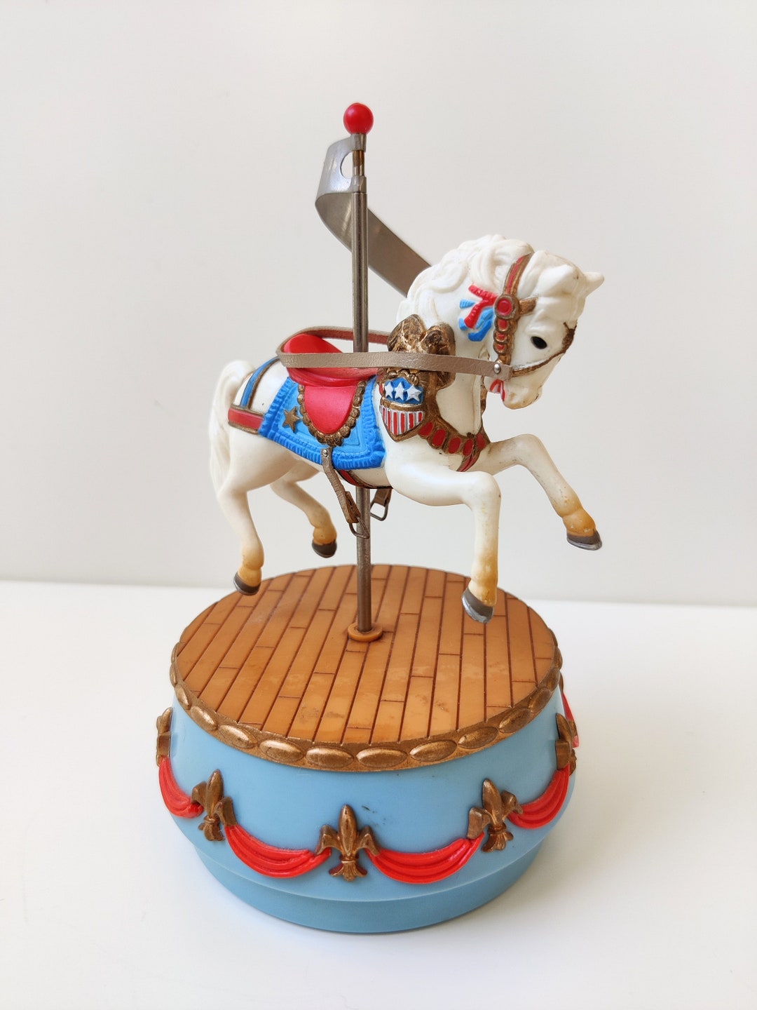 Enesco Vintage Music Box- Wind-up Musicbox -victory - Macau - Carrousel ...