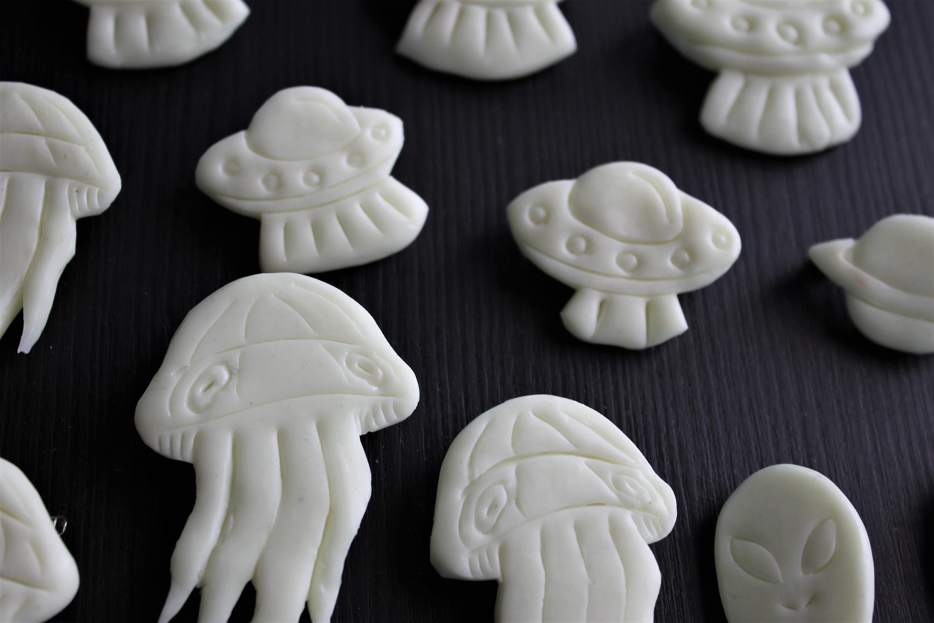 Glow in the Dark Alien Spaceship UFO Jellyfish Space Brooches, Glowing ...