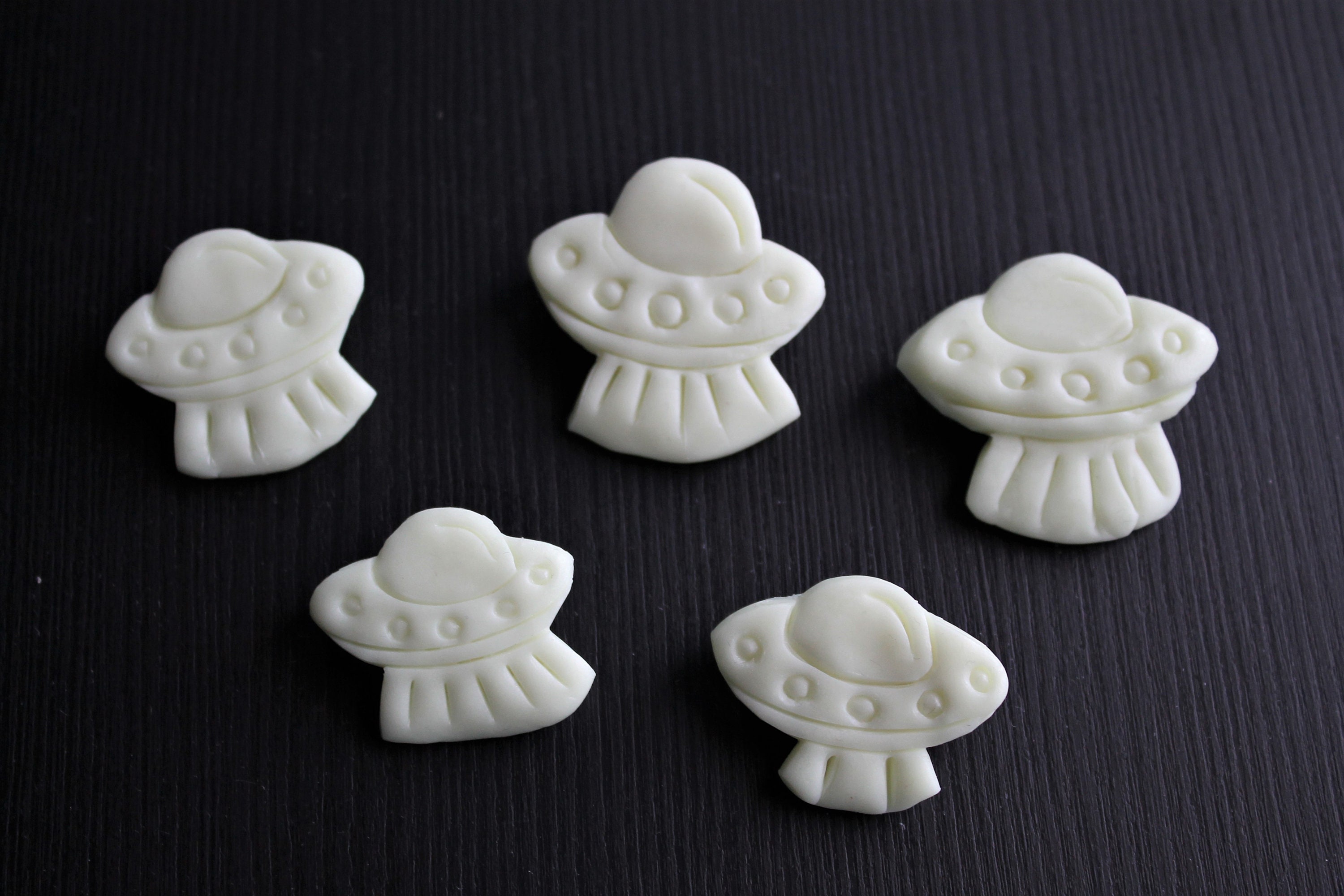 Glow in the Dark Alien Spaceship UFO Jellyfish Space Brooches, Glowing ...