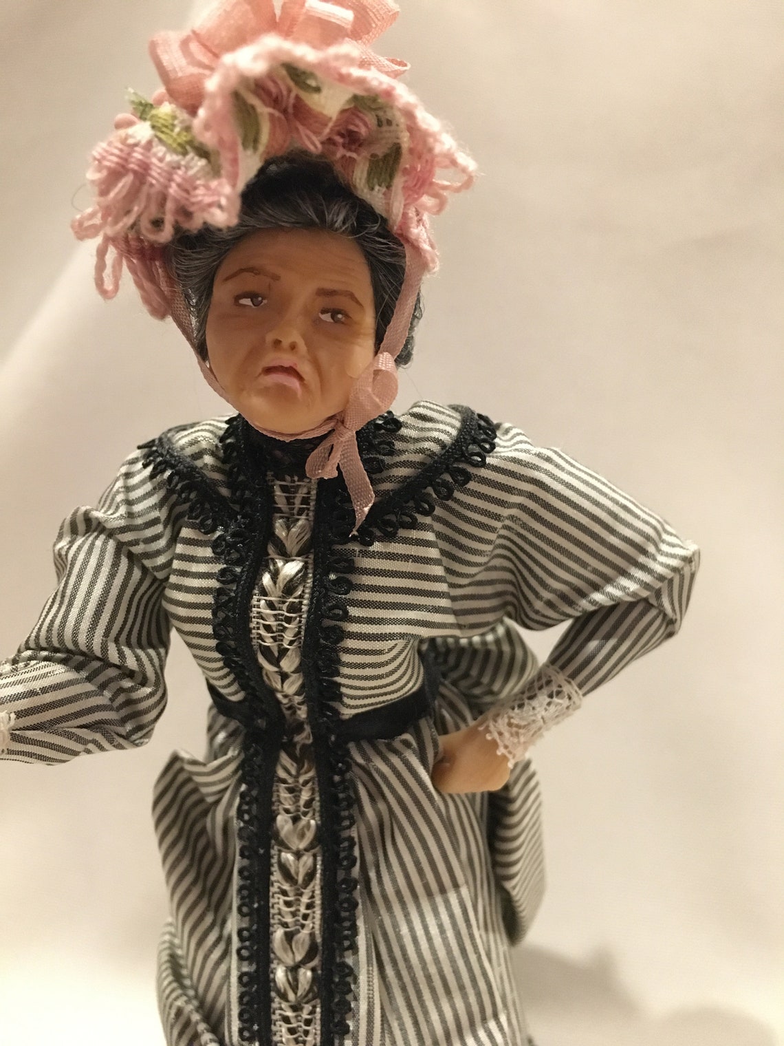 1 of 1/12 Vintage Bejaarde dame pop van Delores | Etsy