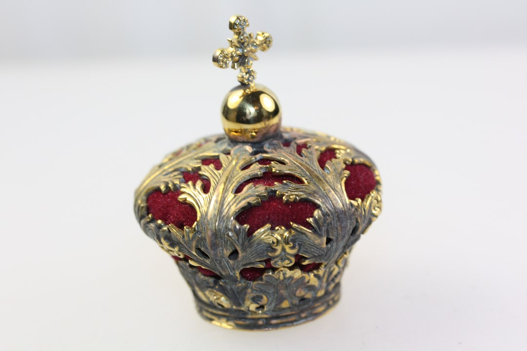 CROWN PIN CUSHION Red Velvet - Etsy