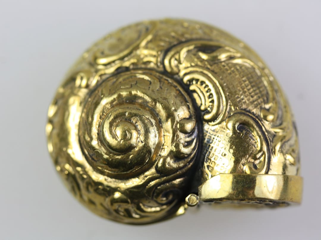 SNUFF BOX Brass Shell Antique Vintage Case - Etsy