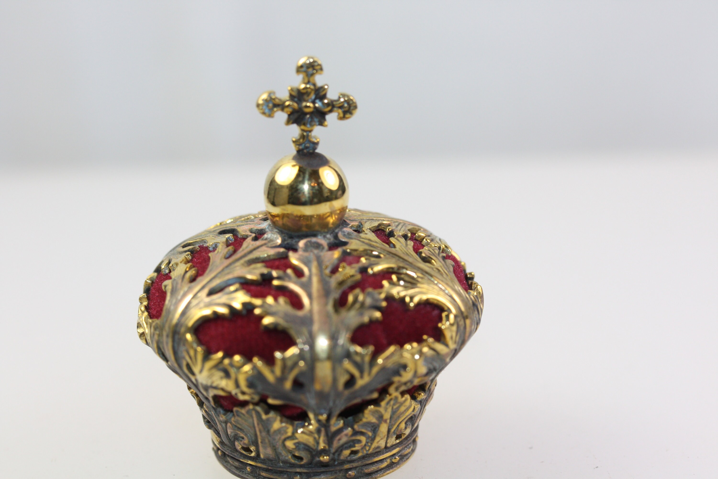 CROWN PIN CUSHION Red Velvet - Etsy