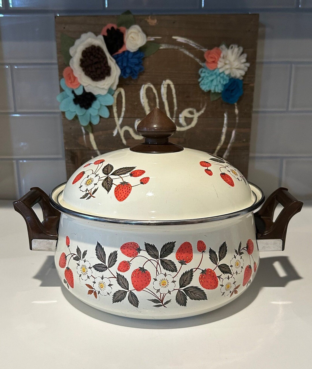 Sheffield Strawberries N Cream Stock Pan | Strawberry Kitchen Decor ...