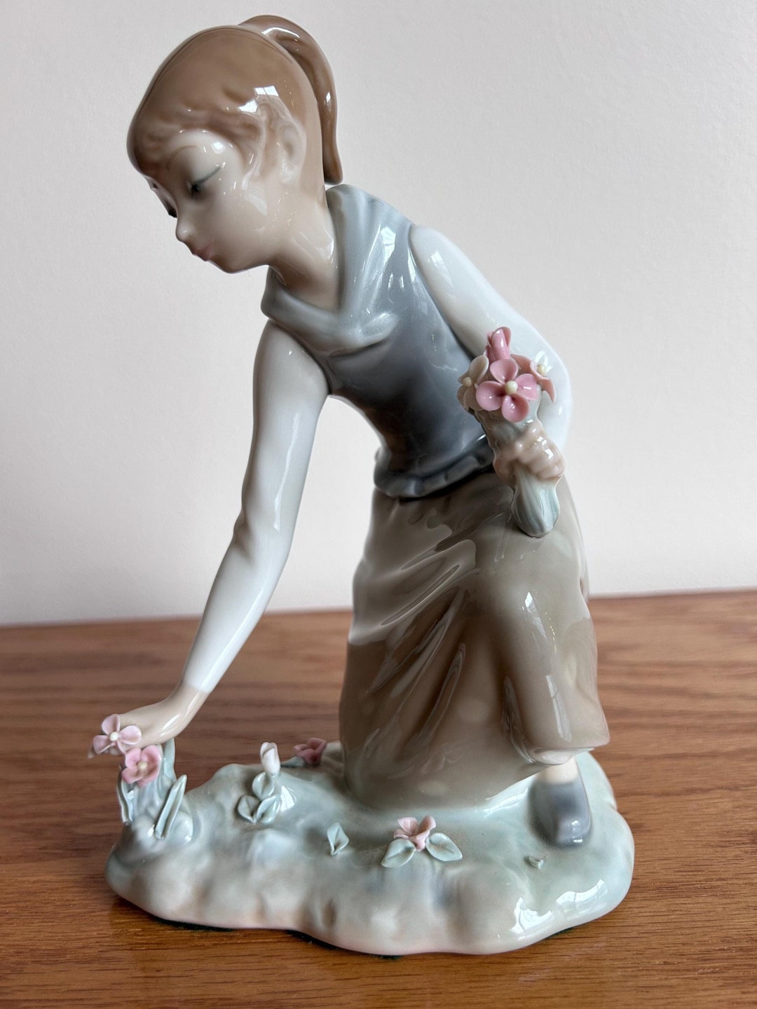 Lladro Girl With Flowers